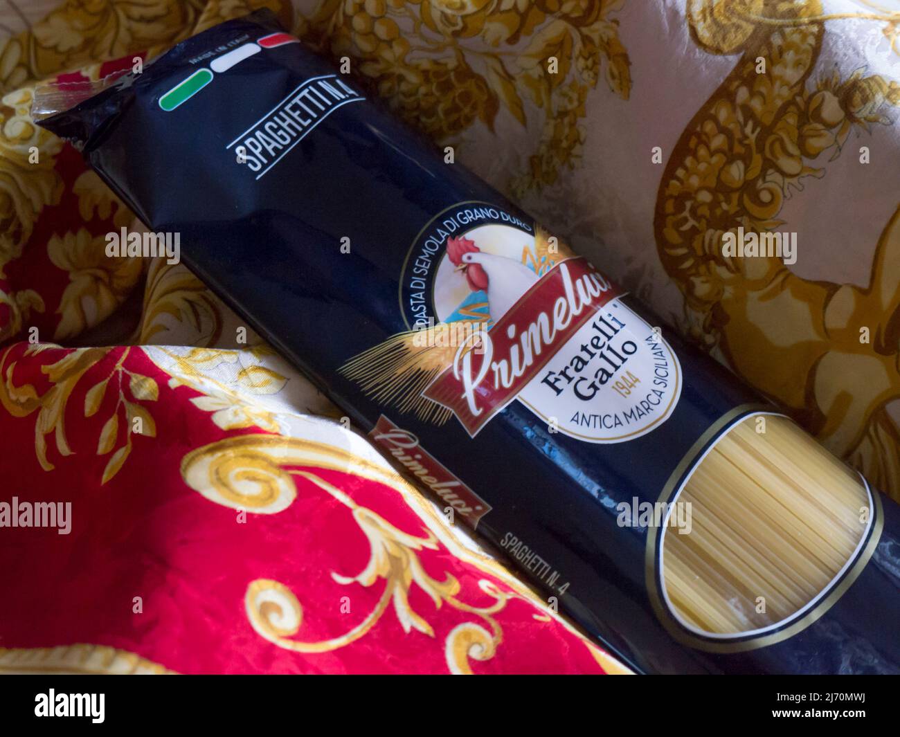 Pasta Primeluci Fratelli Gallo. Spaghetti №4 Stock Photo - Alamy