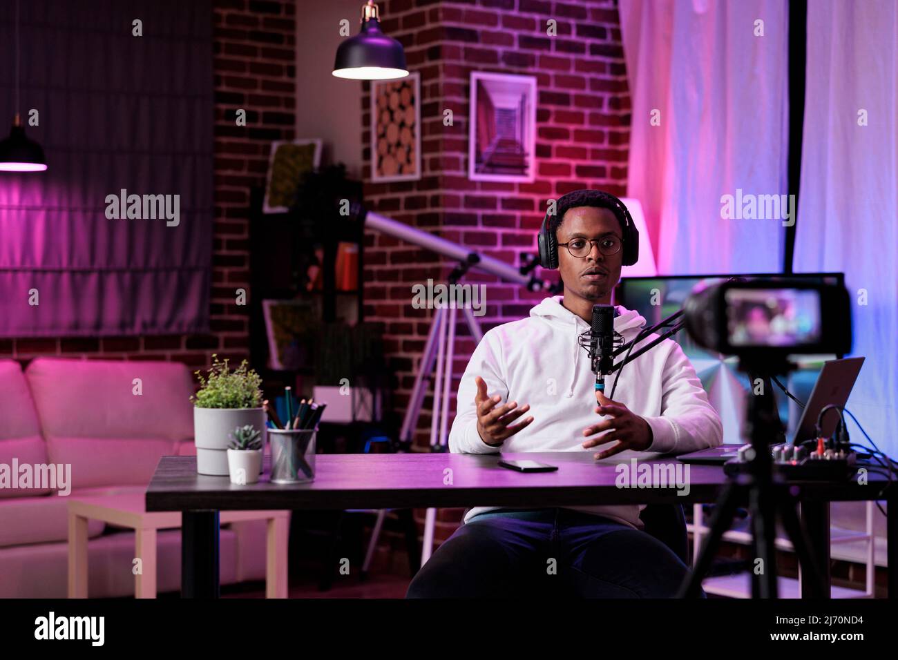 Vloging hi-res stock photography and images - Alamy