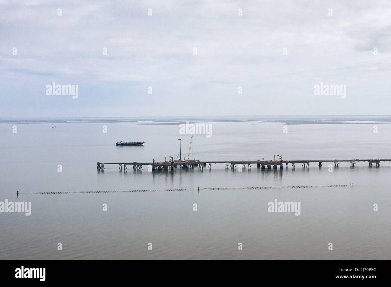 05 May 2022, Lower Saxony, Wilhelmshaven: The first pile driving takes ...
