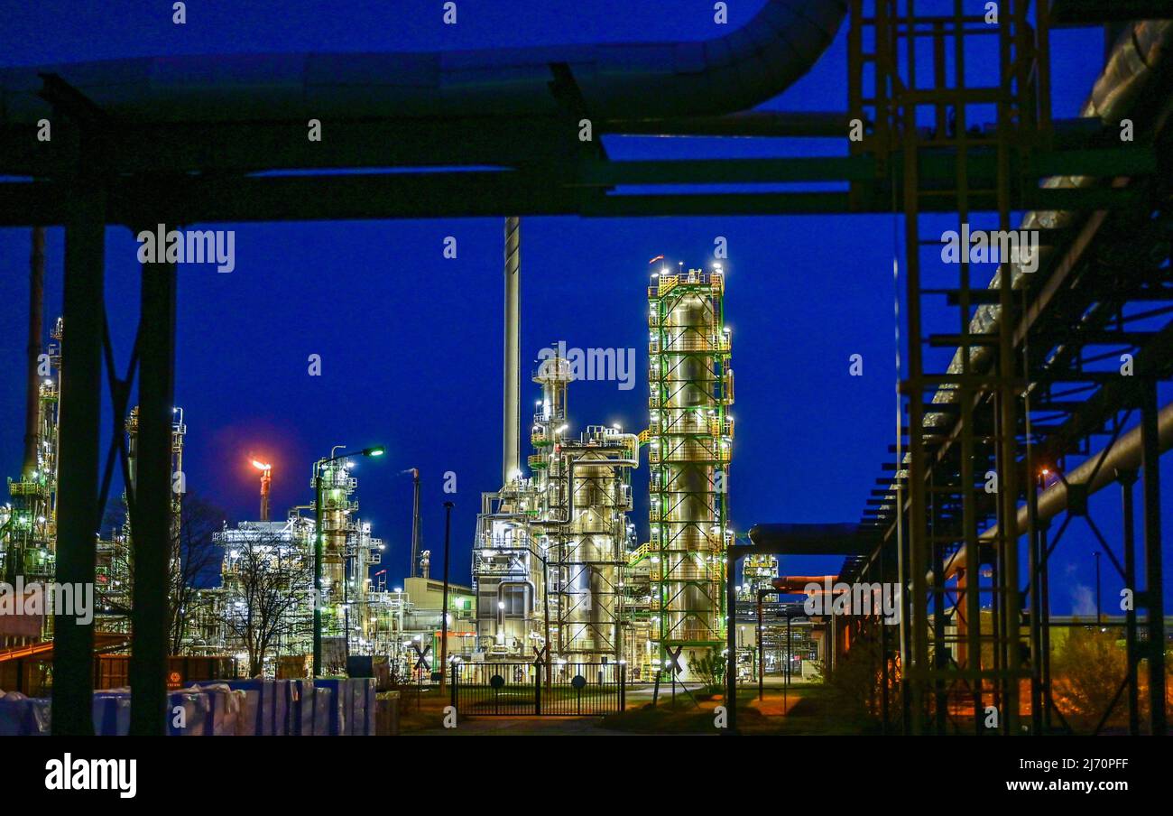 dpatop - 04 May 2022, Brandenburg, Schwedt: The facilities of the oil ...