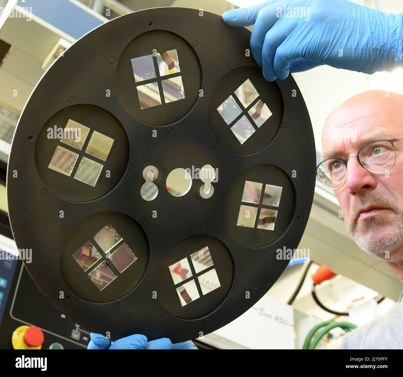 03 May 2022, Saxony-Anhalt, Halle (Saale): In the photovoltaics group ...