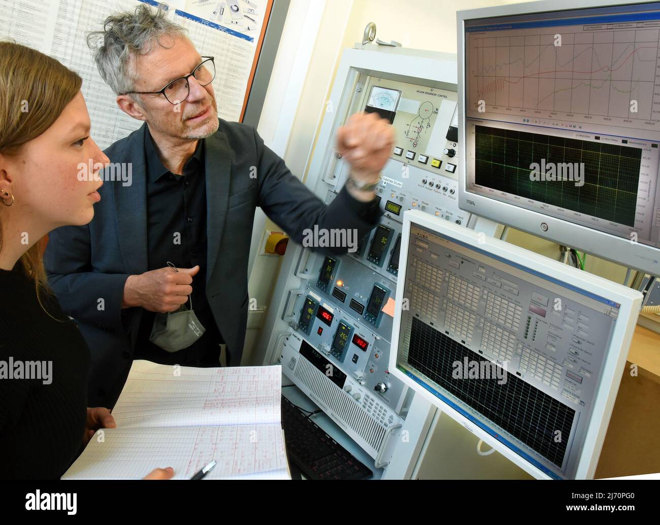 03 May 2022, Saxony-Anhalt, Halle (Saale): In the photovoltaics group ...