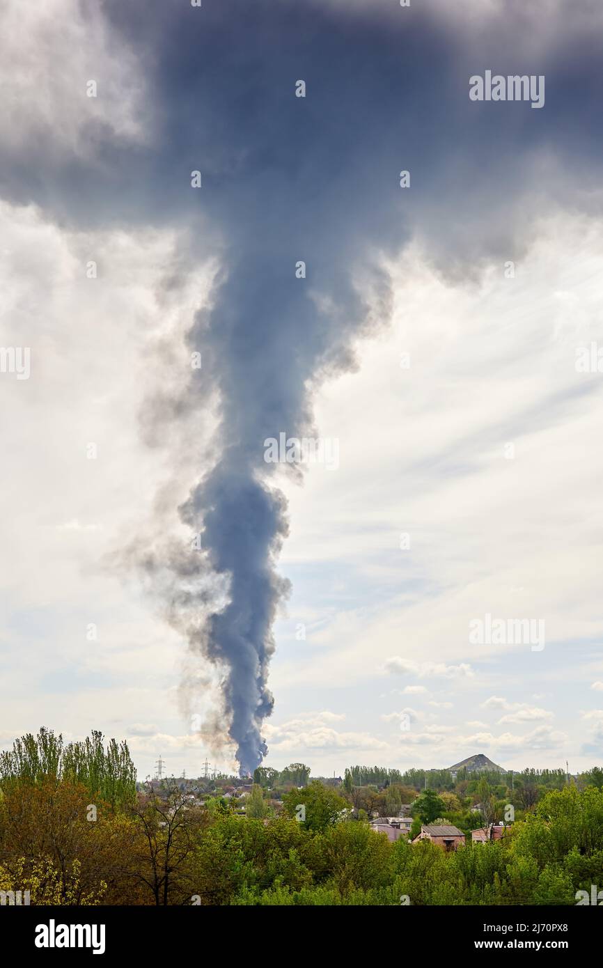 Rocket burning fuel hi-res stock photography and images - Alamy