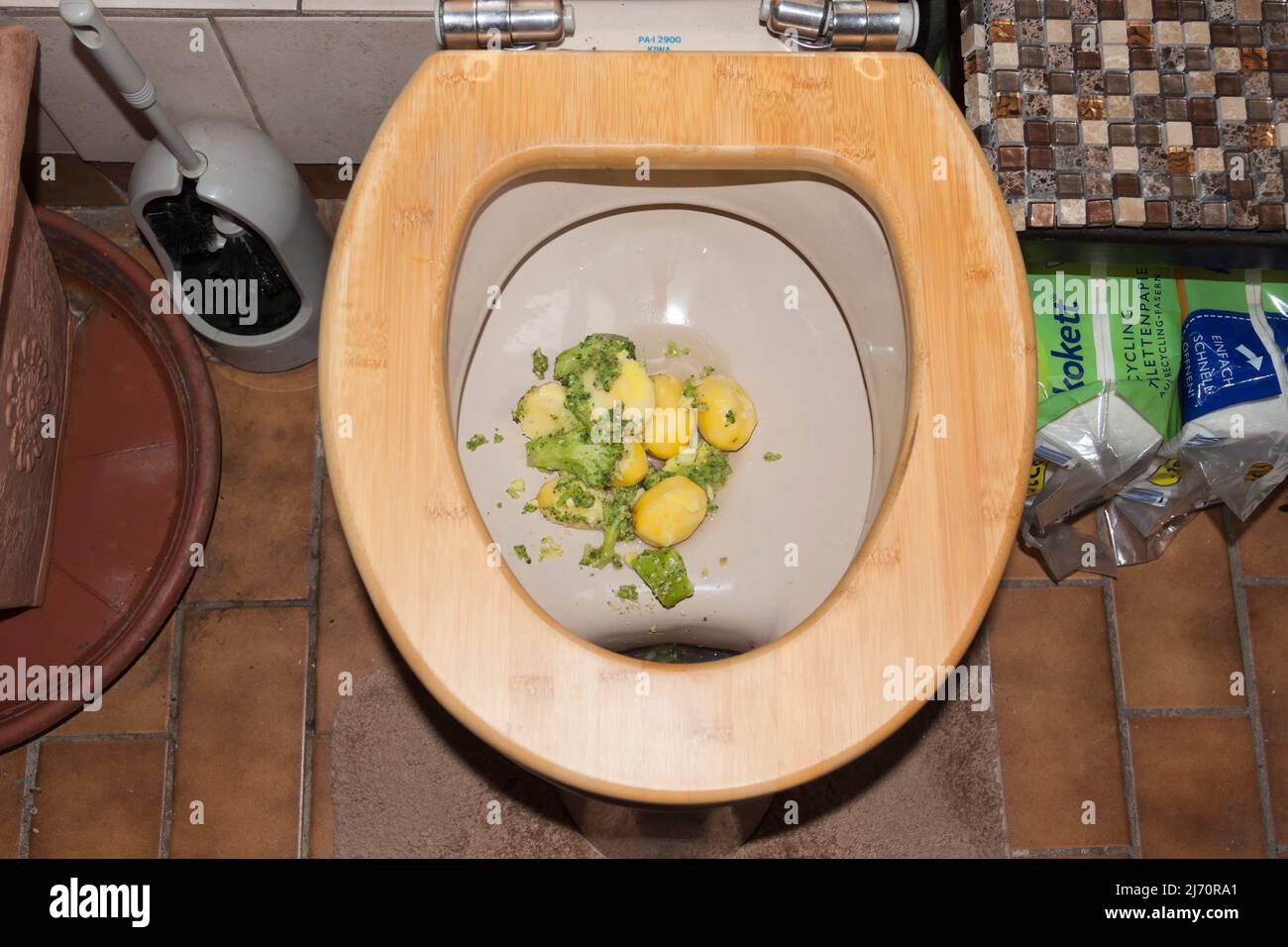 Symbolic photo for food waste Stock Photo - Alamy