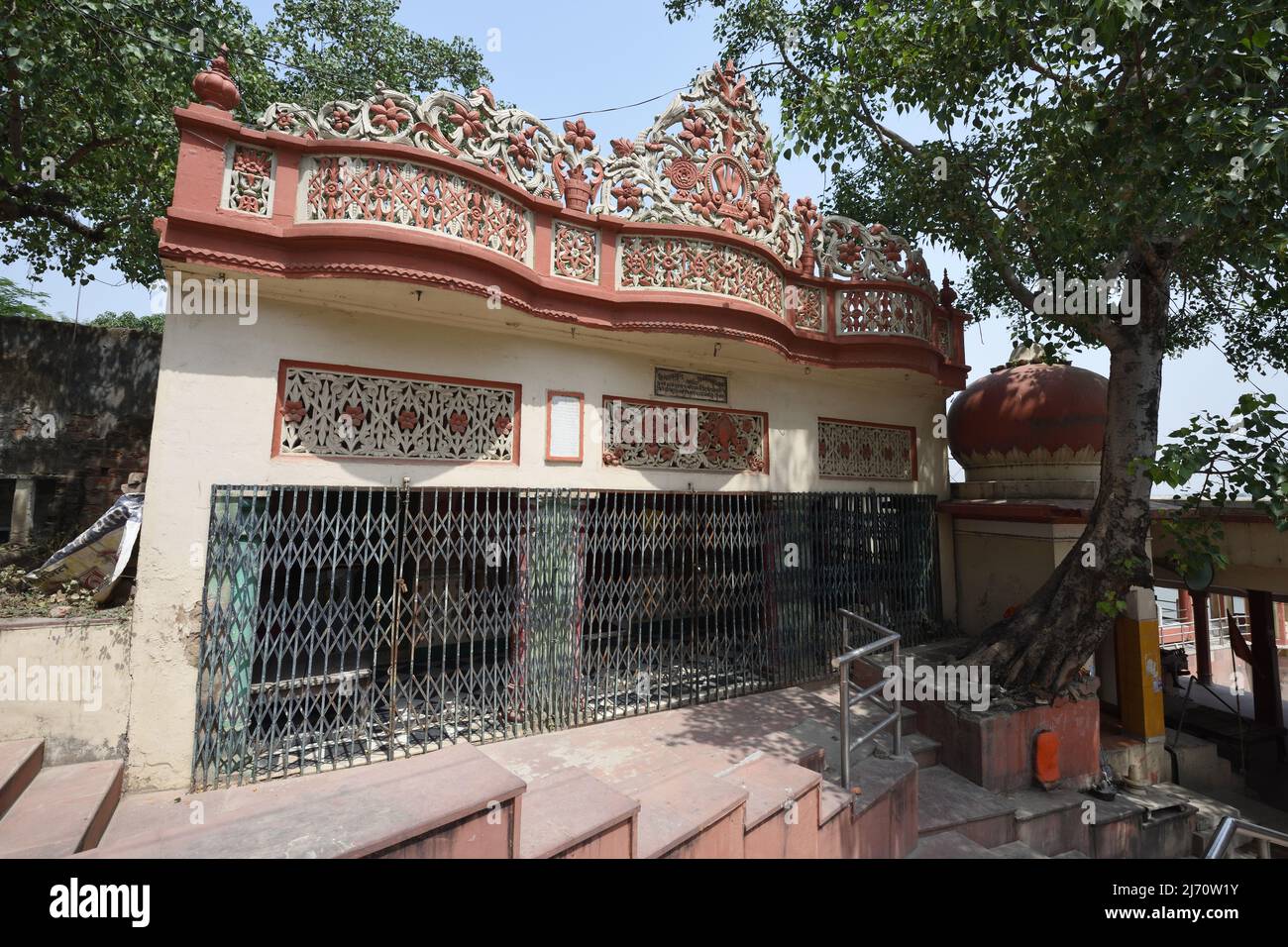 Mandir at the Guptar Ghat or Narayan Ghat along the Ganges. Civil Lines, Kanpur, Uttar Pradesh ...