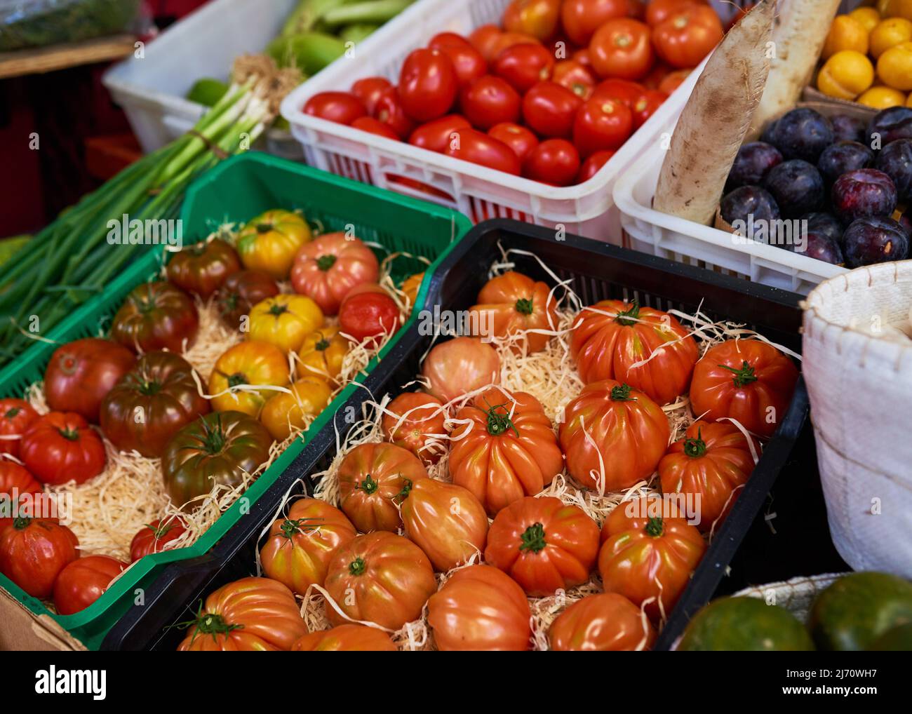 Tomatoes for sale at farm market hi-res stock photography and images ...