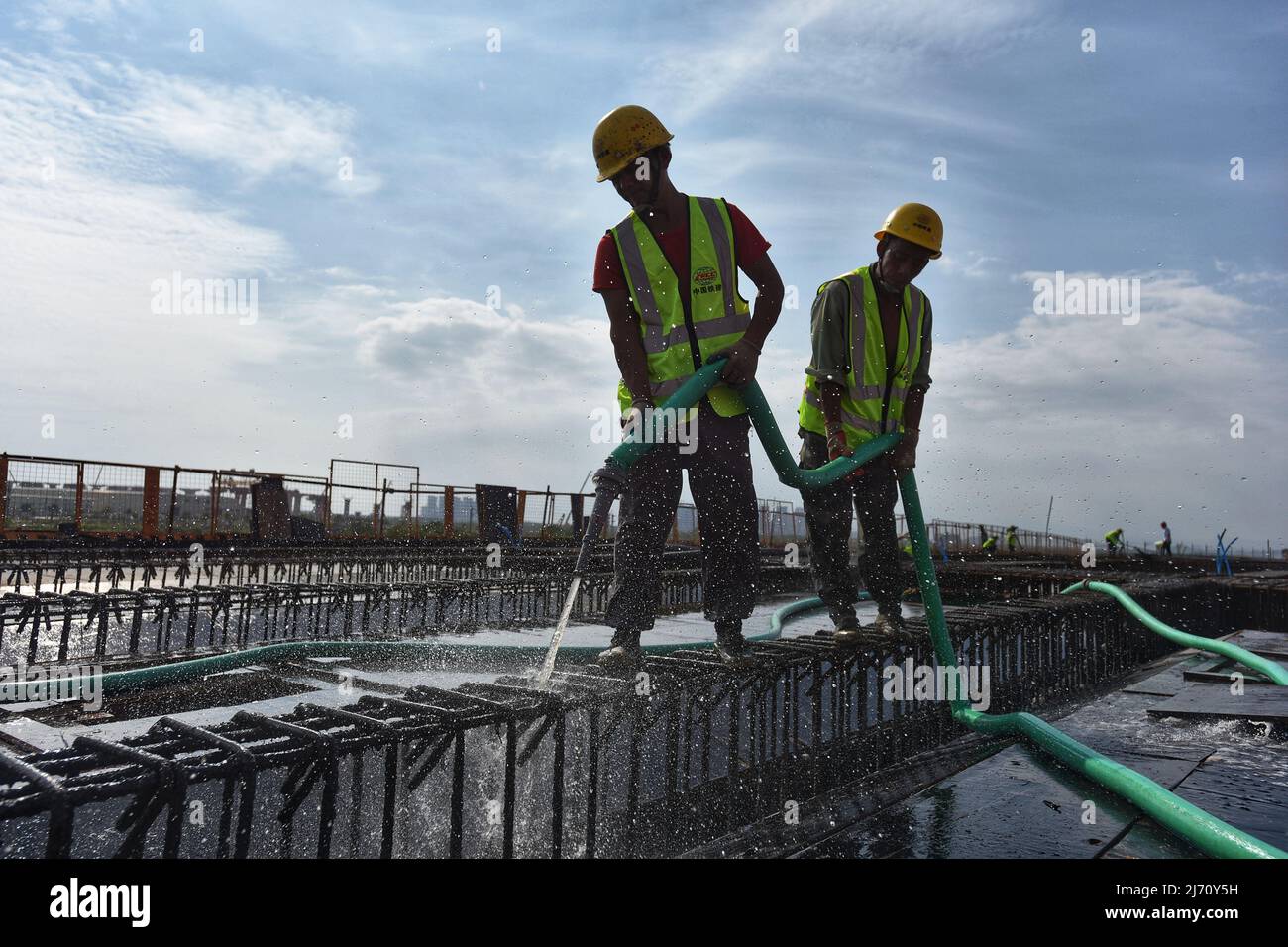 (220505) -- ZHUHAI, May 5, 2022 (Xinhua) -- Workers work at the ...