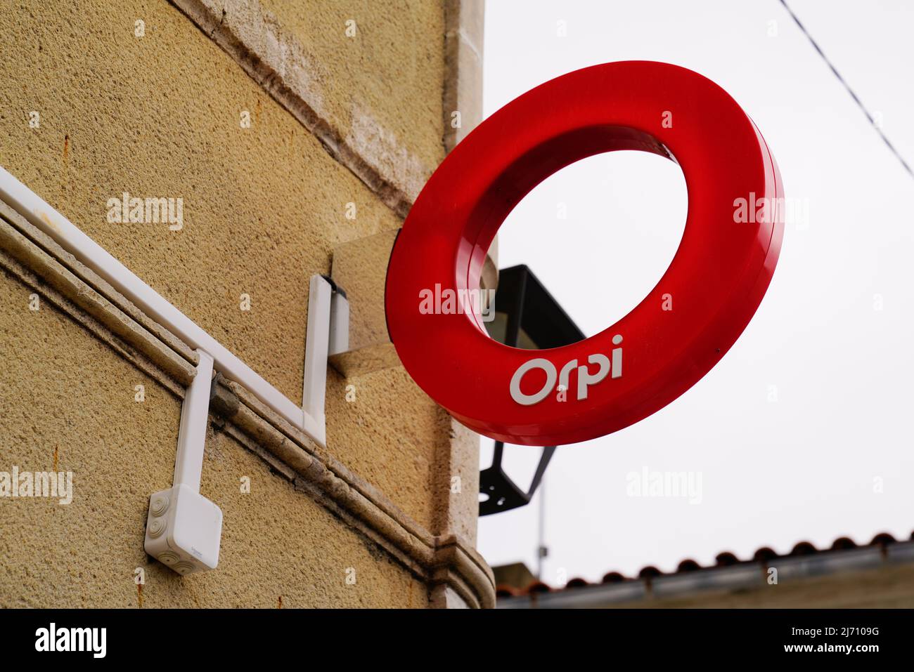 Real estate circle logo hi-res stock photography and images - Alamy