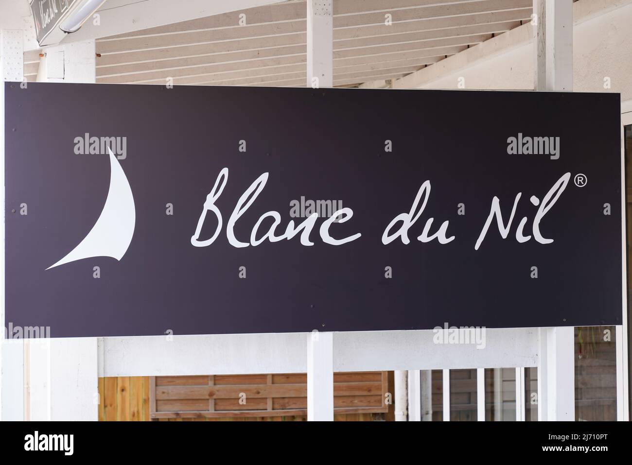 Bordeaux , Aquitaine France - 04 24 2022 : Blanc du nil logo brand and ...