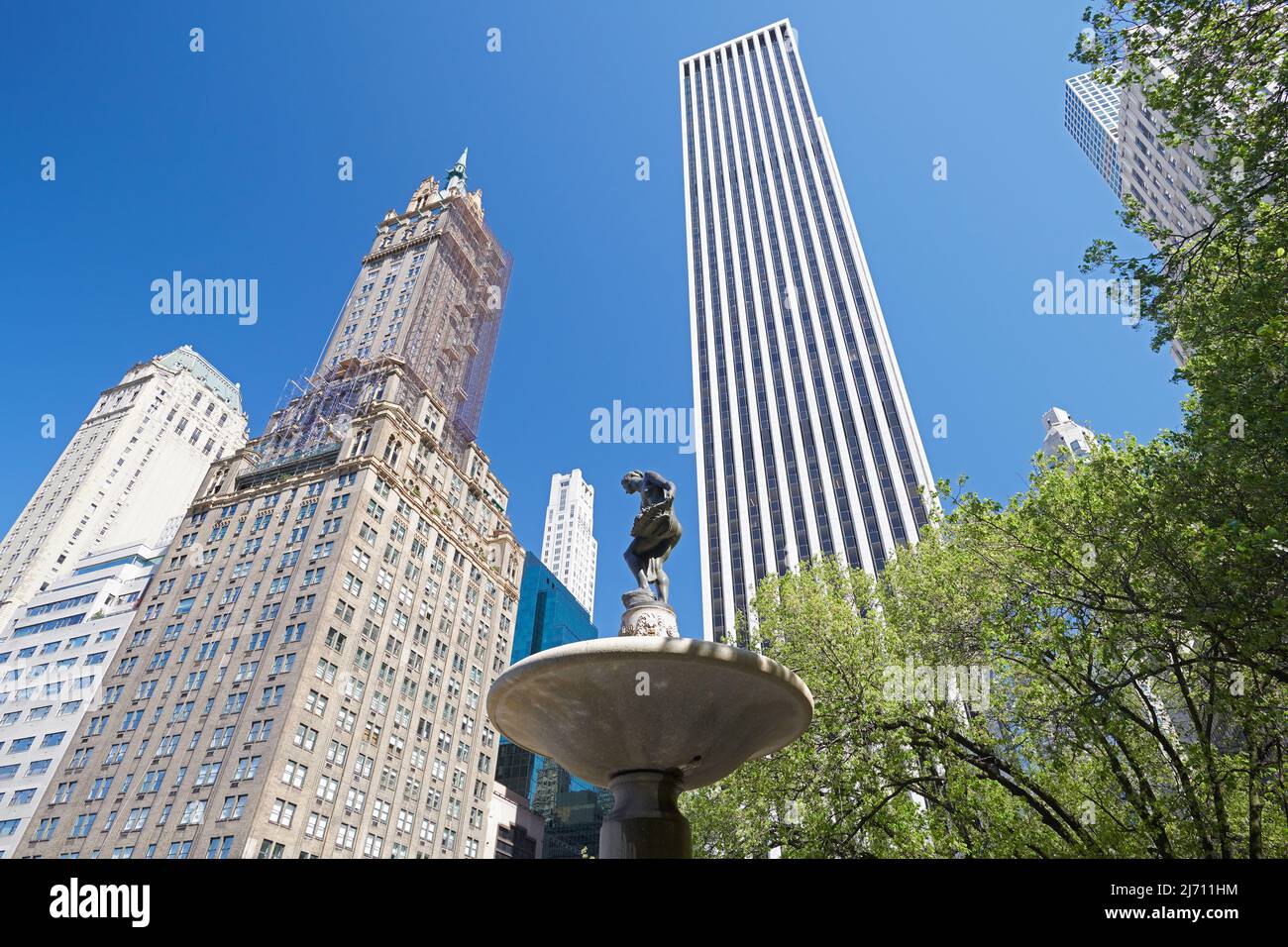 Bryant park people talking hi-res stock photography and images - Alamy