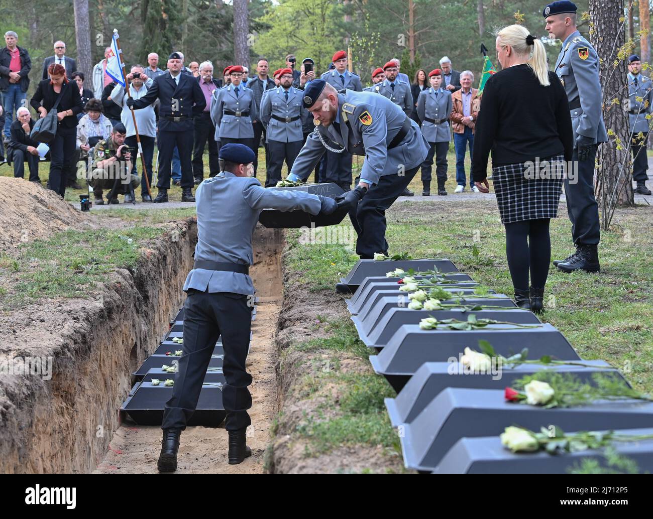 Berlin 1945 fighting hi-res stock photography and images - Alamy