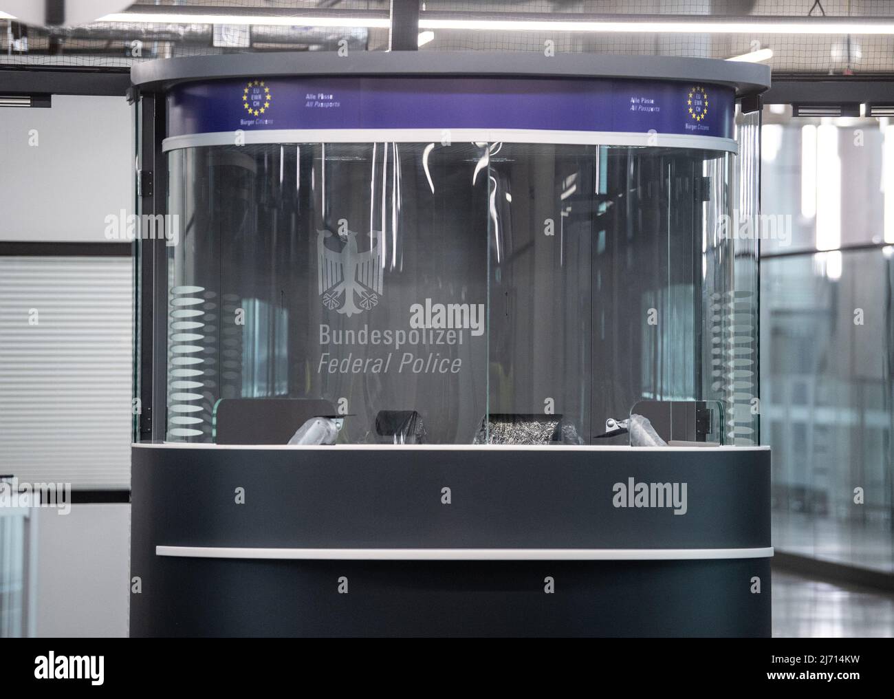 05 May 2022, Hessen, Frankfurt/Main: The passport control point of the ...