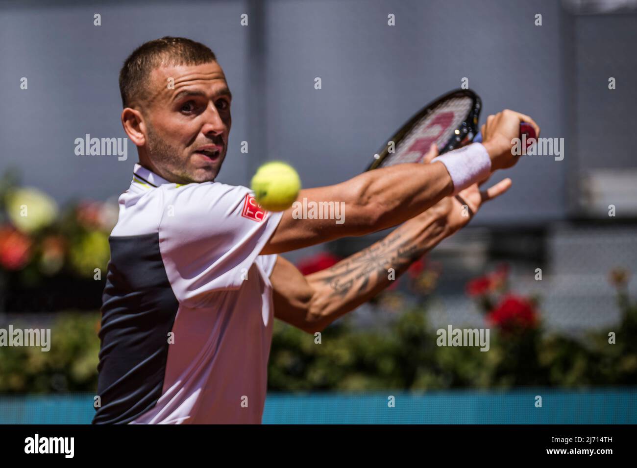Madrid, . 05 Mai, 2022: DANIEL EVANS (GBR) returns the ball to Andrei ...