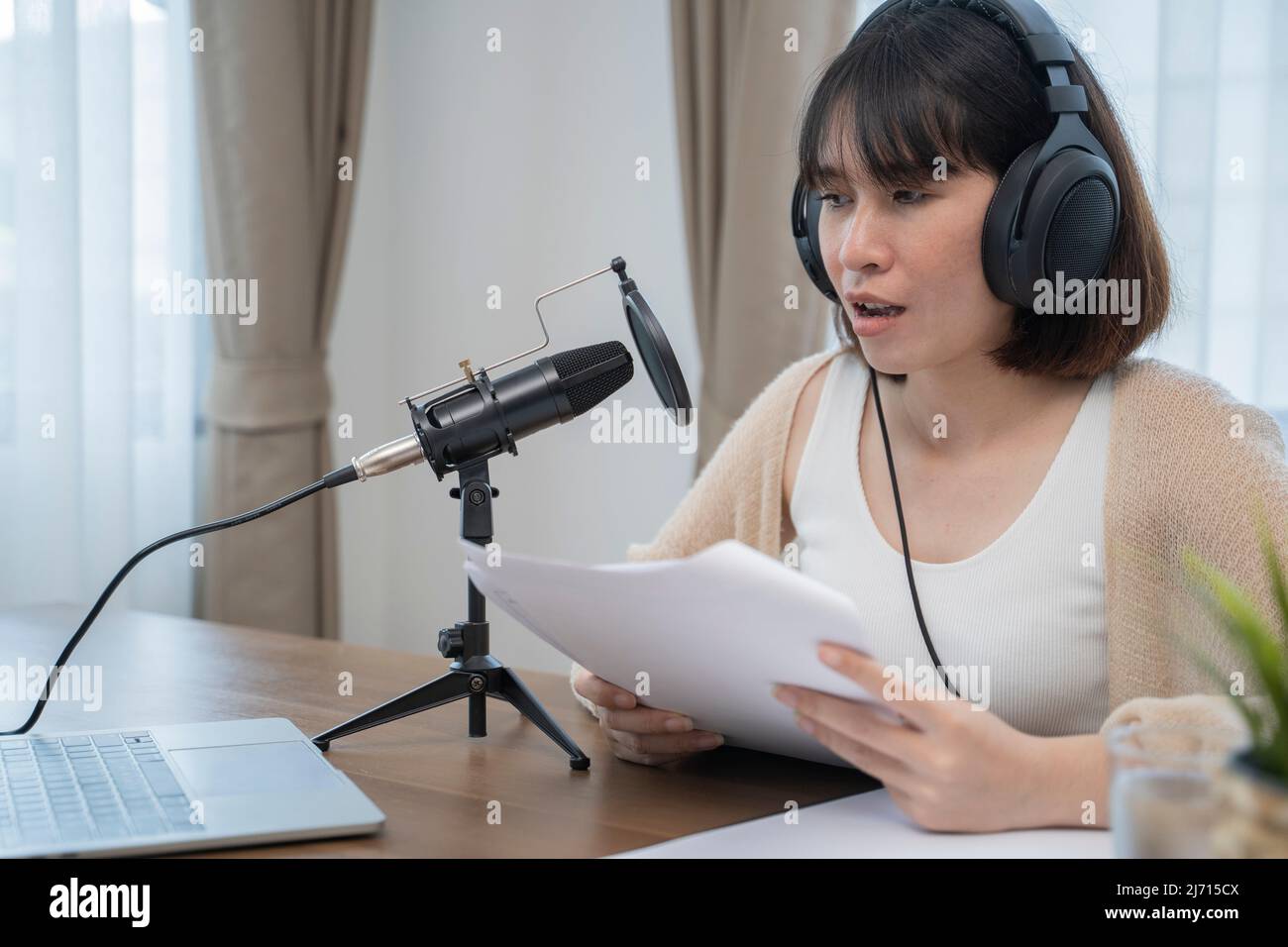 Hand gestures expressively hi-res stock photography and images - Alamy