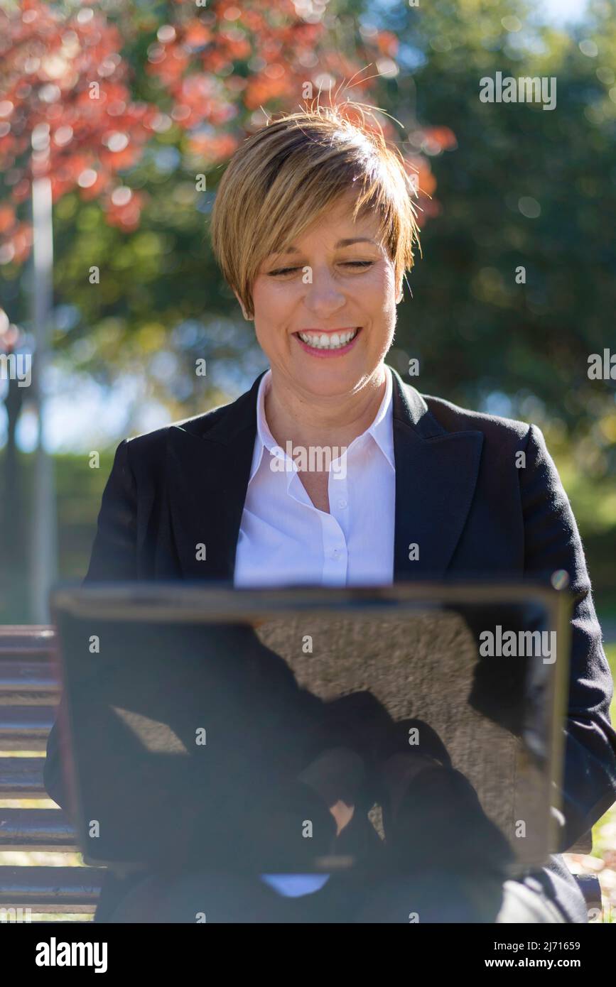 Girl keyboards computer hi-res stock photography and images - Alamy