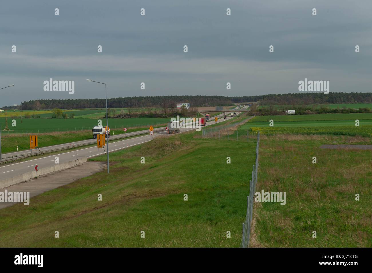 Two lane expressway hi-res stock photography and images - Alamy