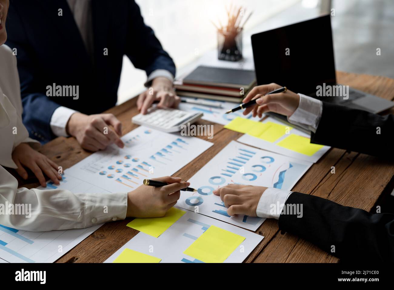 Business People Meeting Design Ideas Concept. Group of Investor diverse ...