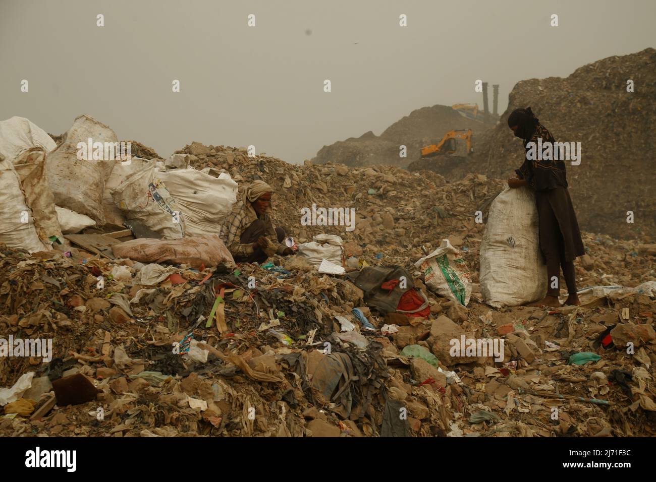 Garbage dumping at the Bhalswa landfill in Delhi, India on May 3, 2022 ...
