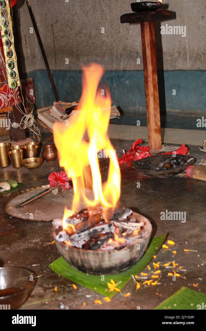 Hand performing hindu ritual hi-res stock photography and images - Alamy