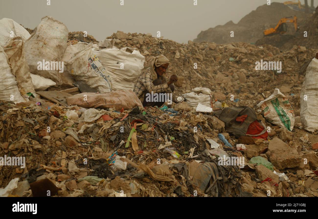 Garbage dumping at the Bhalswa landfill in Delhi, India on May 3, 2022 ...