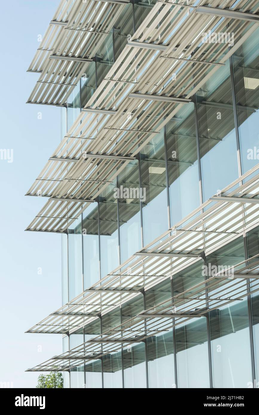 Modern architecture: Passive cooling with horizontal canopy shading ...