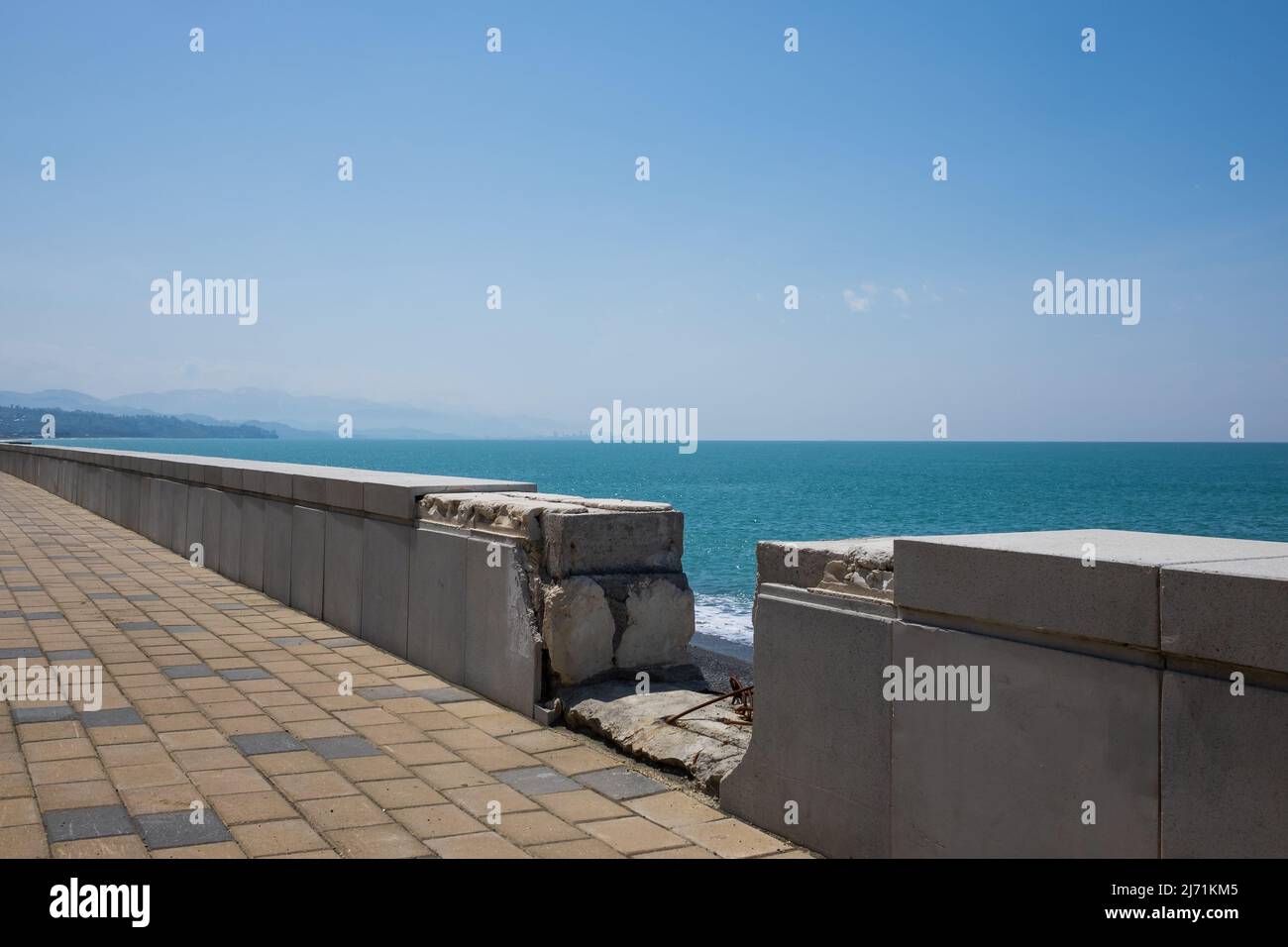Rounded boulder on a beach hi-res stock photography and images - Alamy