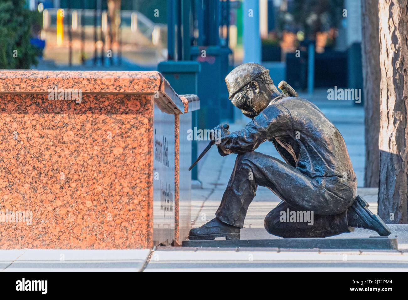 100 workers hi-res stock photography and images - Alamy