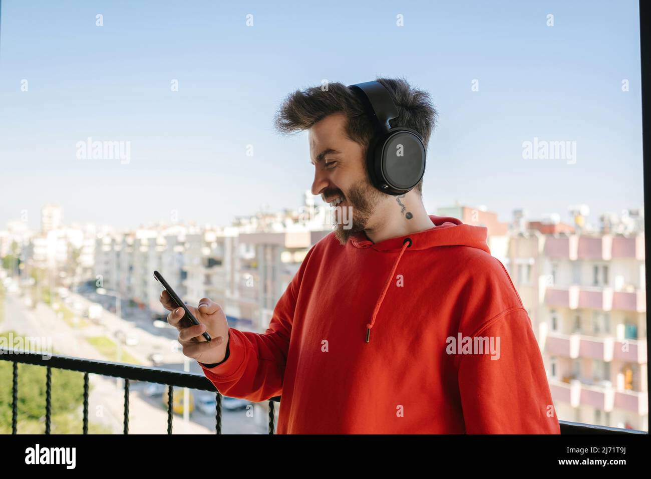 Man watching video hi-res stock photography and images - Alamy