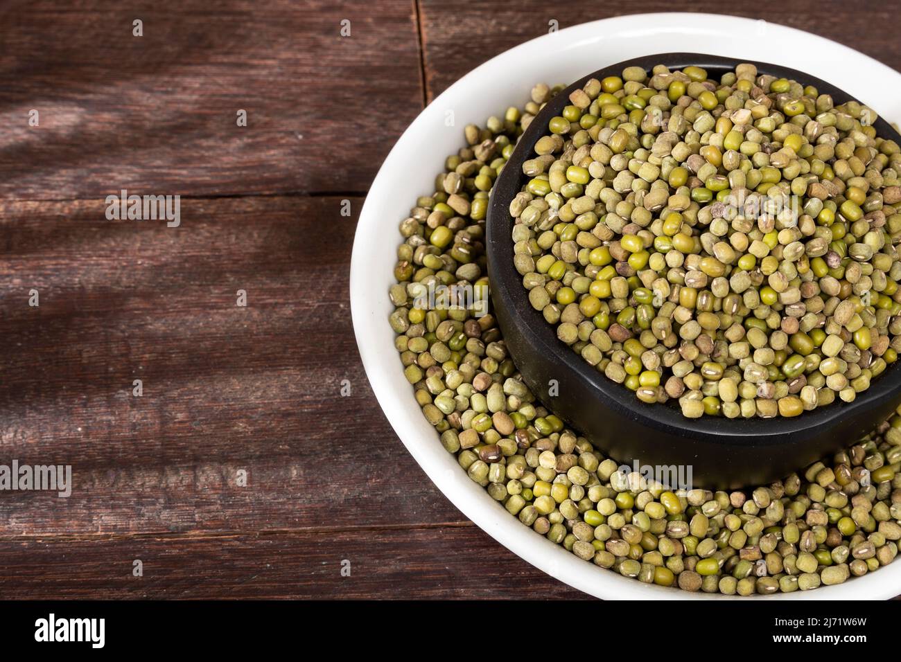 Vigna Radiata - Raw organic green mung beans Stock Photo - Alamy