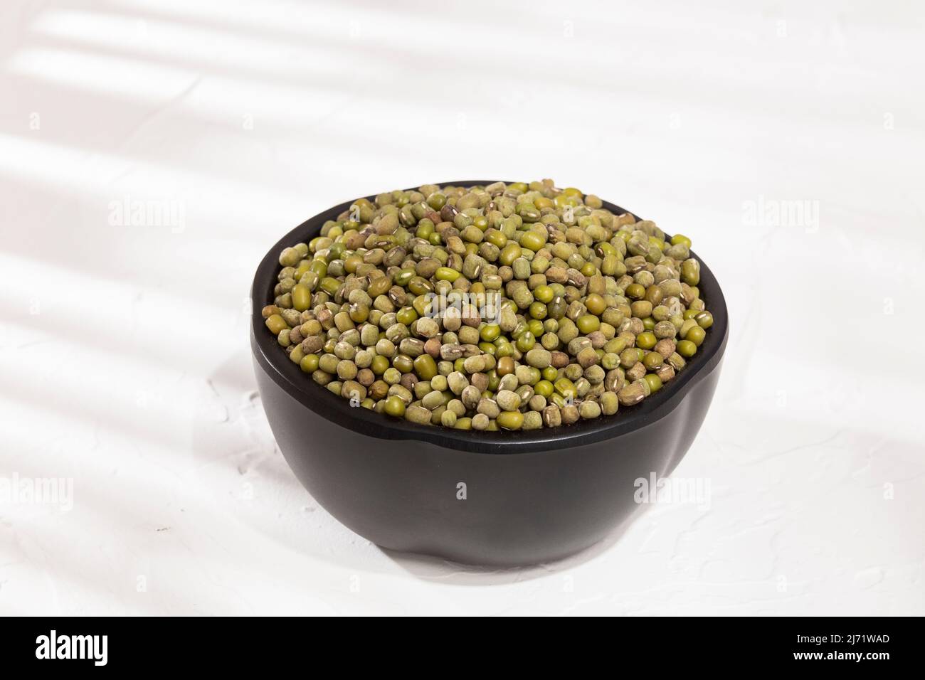 Vigna Radiata - Raw organic green mung beans Stock Photo - Alamy