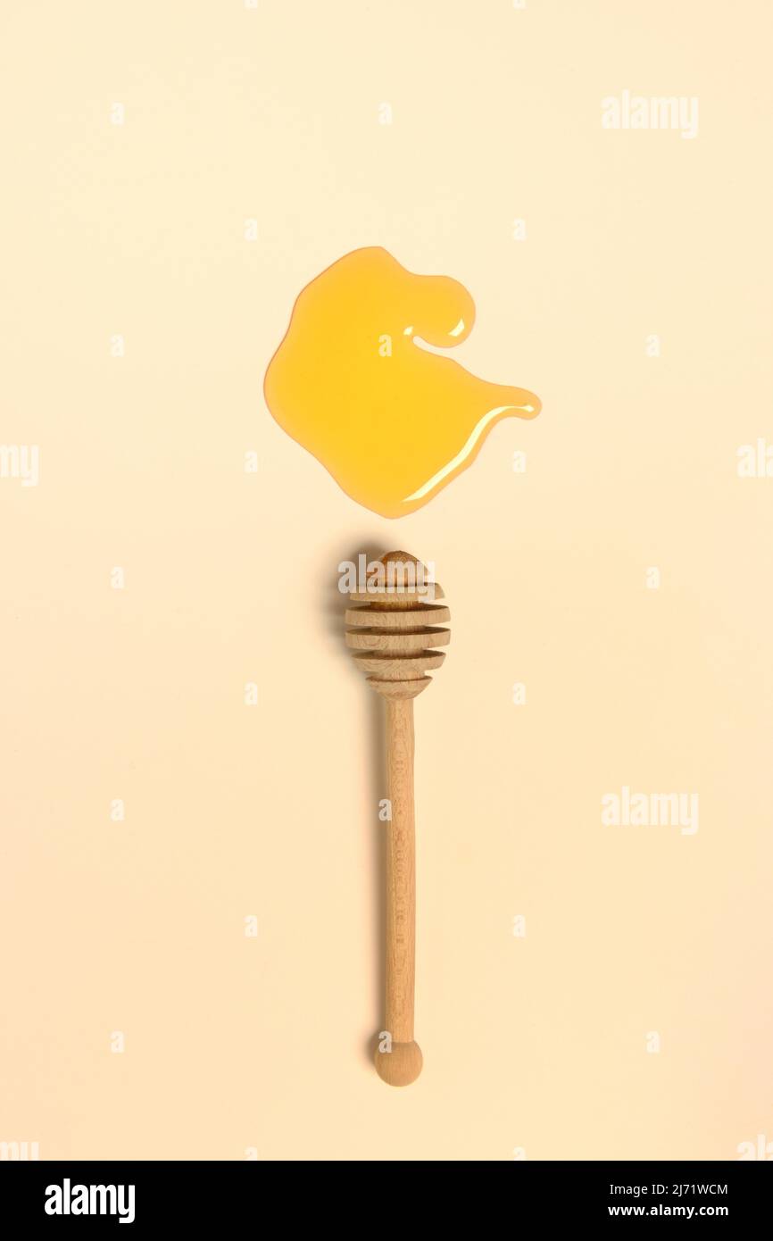 Honig, Bienenhonig mit Honigloeffel Stock Photo - Alamy
