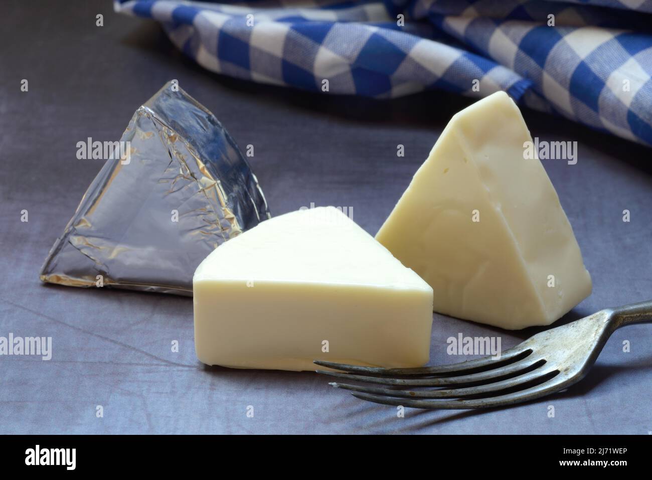 Schmelzkaese, Kaeseecken mit Gabel Stock Photo - Alamy