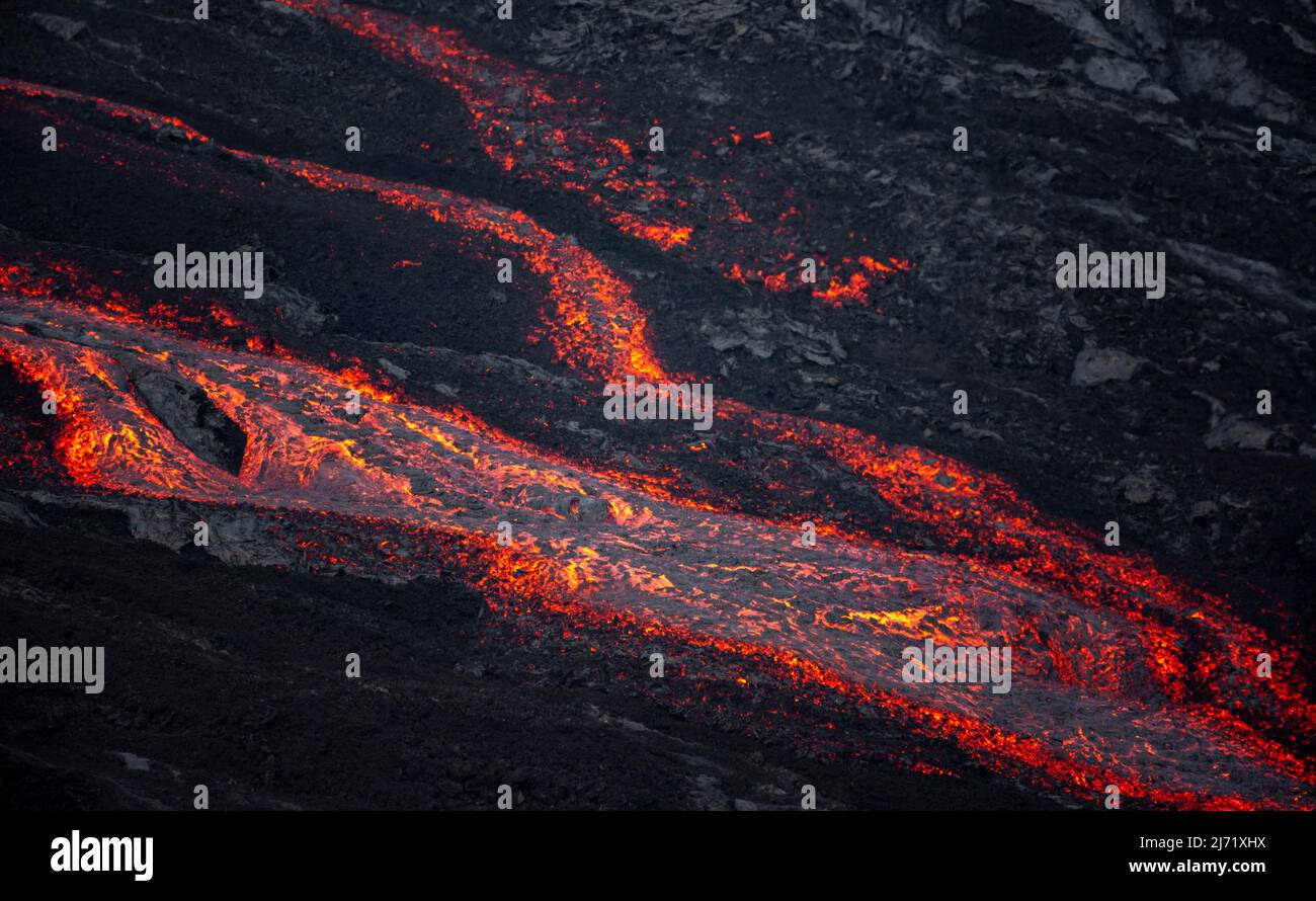 Gluehende Lava, Lavastrom, Lavafeld, aktiver Tafelvulkan Fagradalsfjall ...