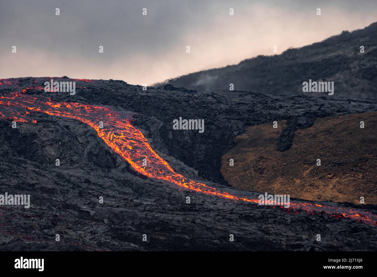 Gluehende Lava, Lavastrom, Lavafeld, aktiver Tafelvulkan Fagradalsfjall ...