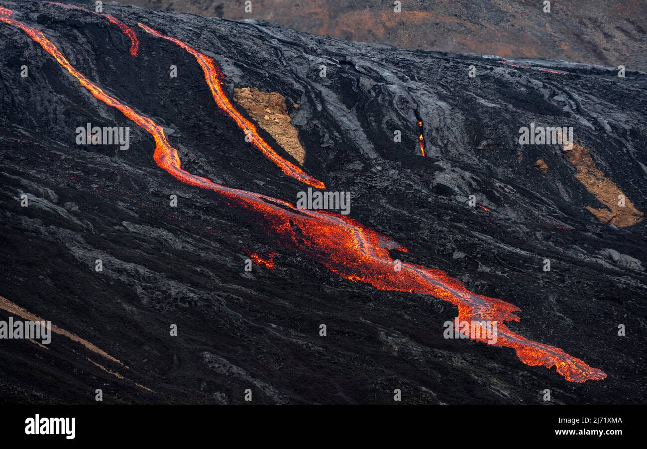 Gluehende Lava, Lavastrom, Lavafeld, aktiver Tafelvulkan Fagradalsfjall ...
