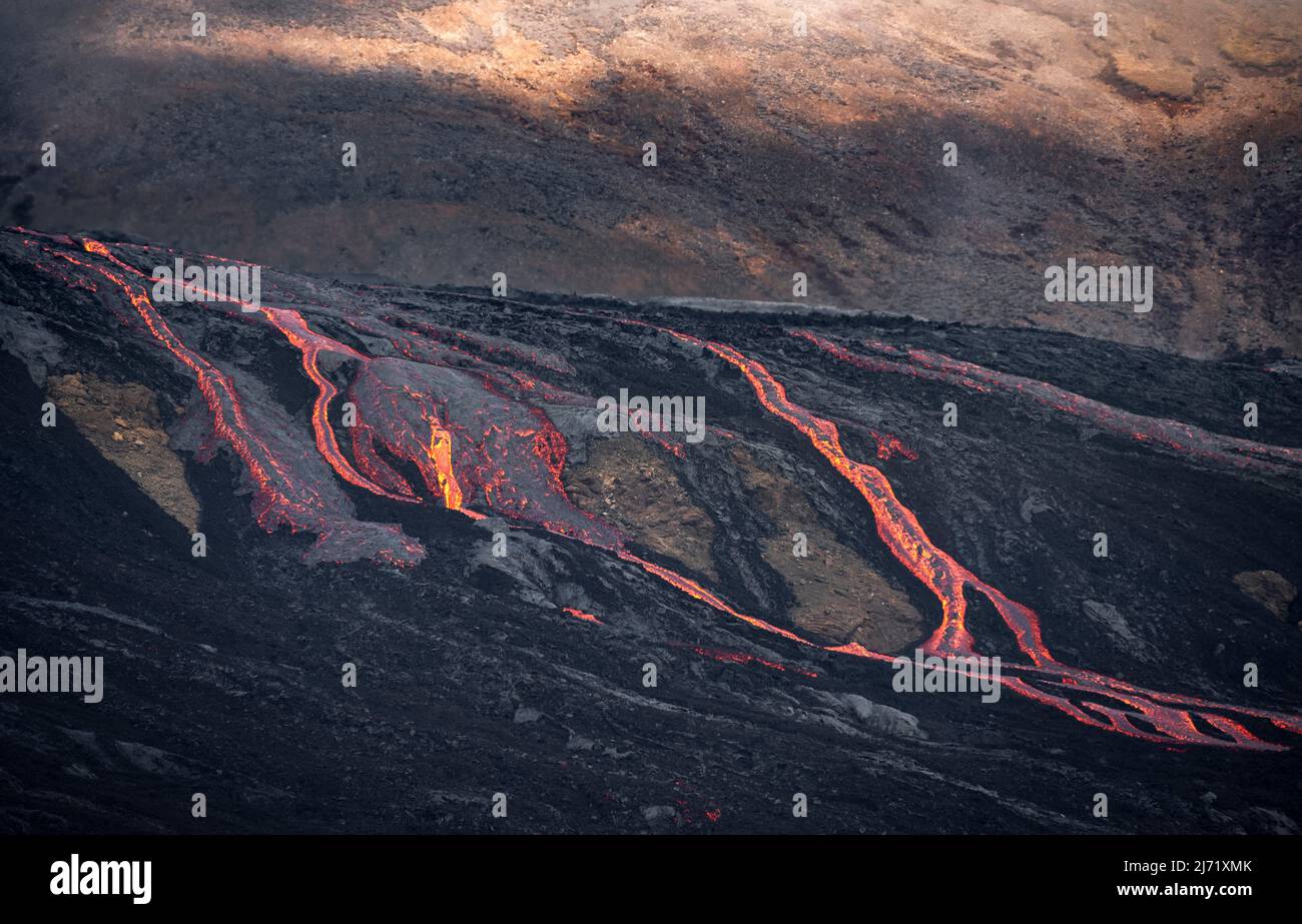 Gluehende Lava, Lavastrom, Lavafeld, aktiver Tafelvulkan Fagradalsfjall ...
