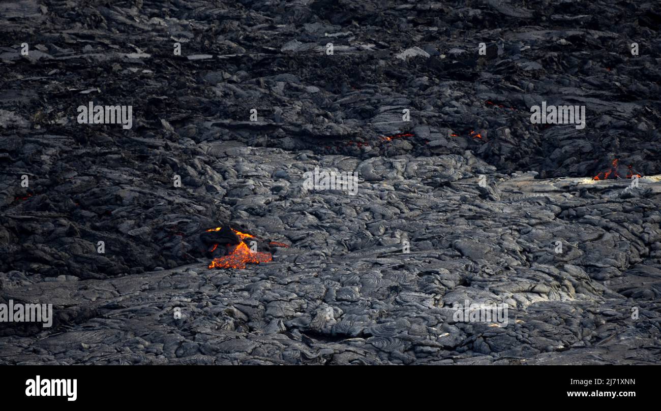 Gluehende Lava, Lavastrom, Lavafeld, aktiver Tafelvulkan Fagradalsfjall ...