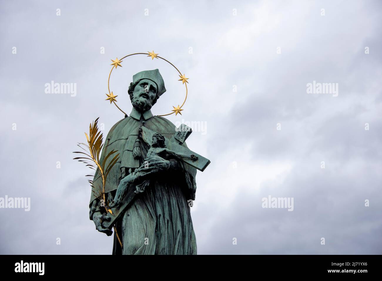 Heiliger Johannes von Nepomuk, Bronzestatue auf der Karlsbruecke, Prag ...