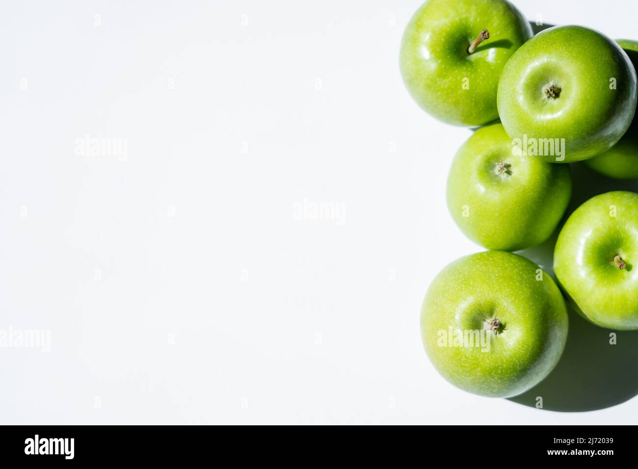 Pile organic green apples hi-res stock photography and images - Alamy