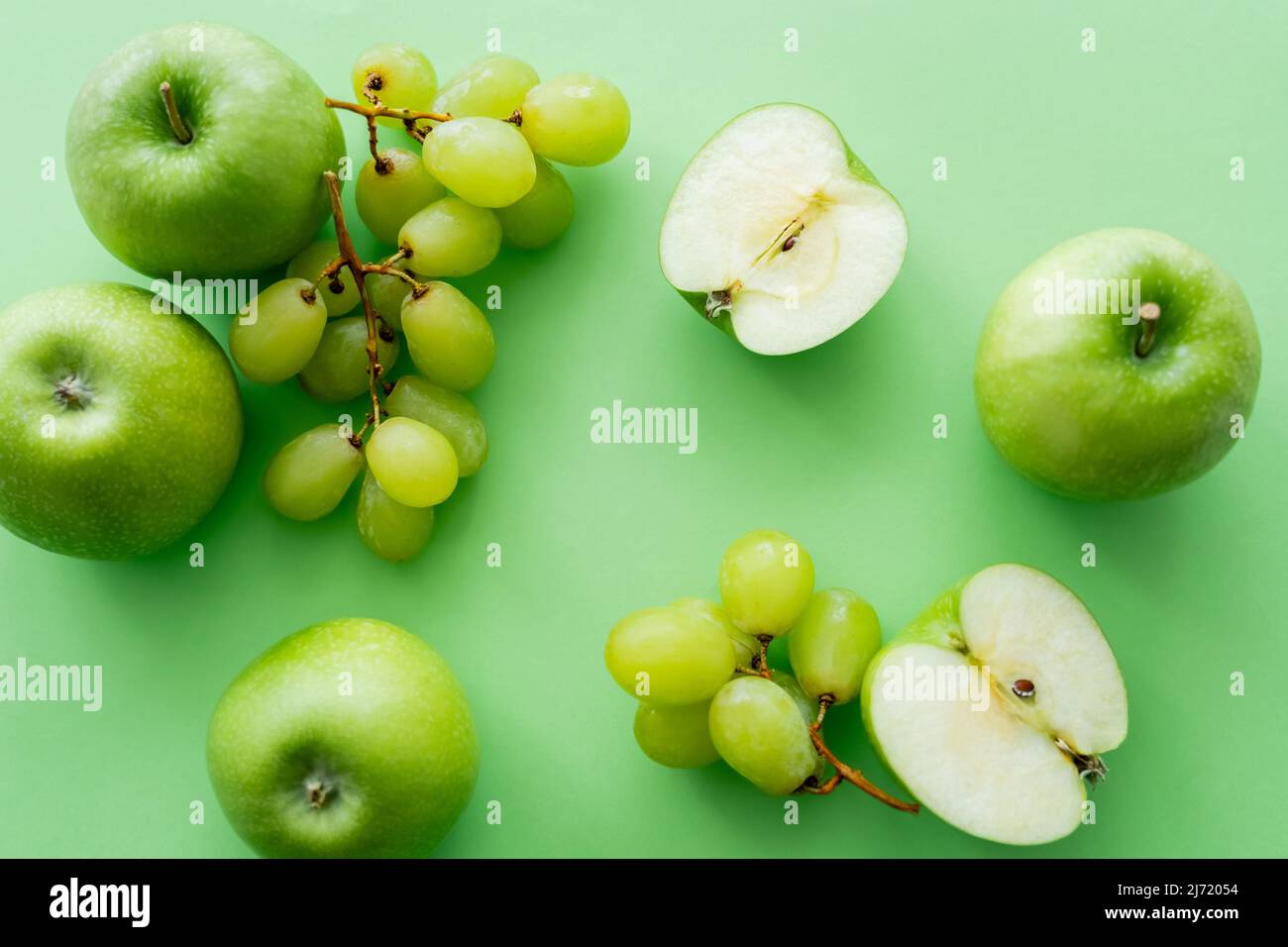 Green apples whole halves hi-res stock photography and images - Alamy