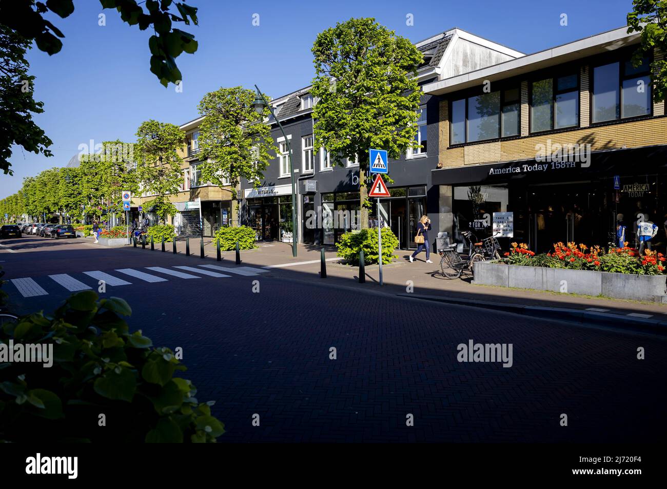 2022-05-02 17:32:14 ZEIST - Shoppers in the city center of The Hague ...