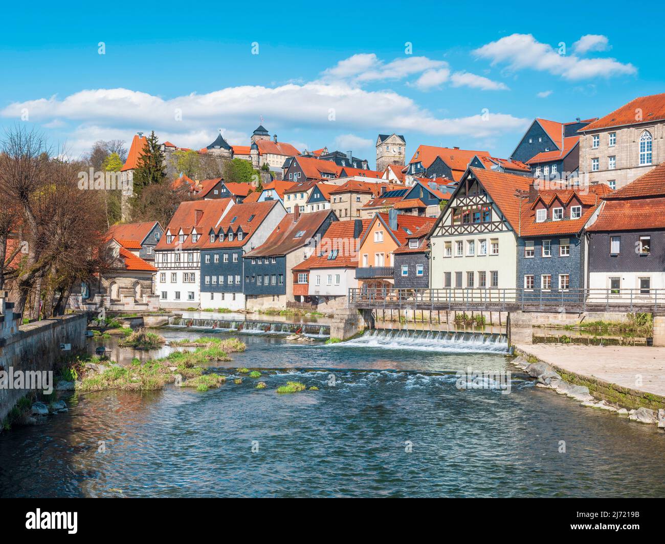 Altstadt von Kronach mit Veste Rosenberg am Fluss Hasslach mit Wehr ...
