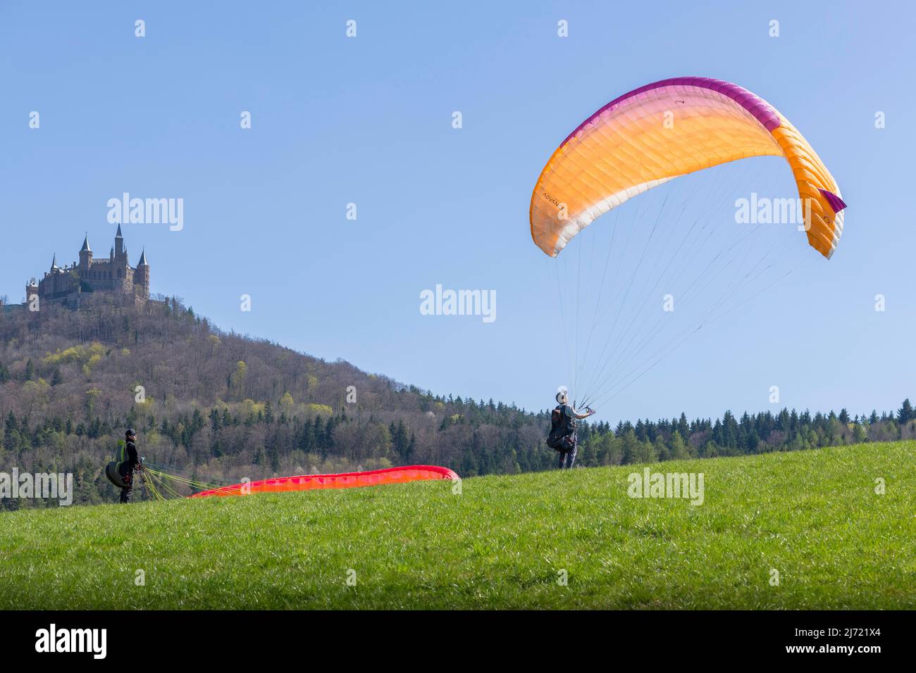 Gleitschirmflieger, Start bei Burg Hohenzollern, Hechingen, Baden ...