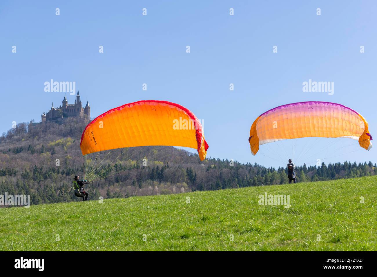 Gleitschirmflieger, Start bei Burg Hohenzollern, Hechingen, Baden ...