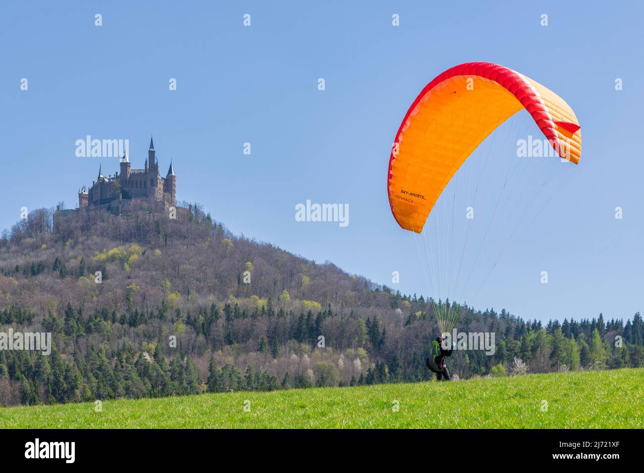 Gleitschirmflieger, Start bei Burg Hohenzollern, Hechingen, Baden ...