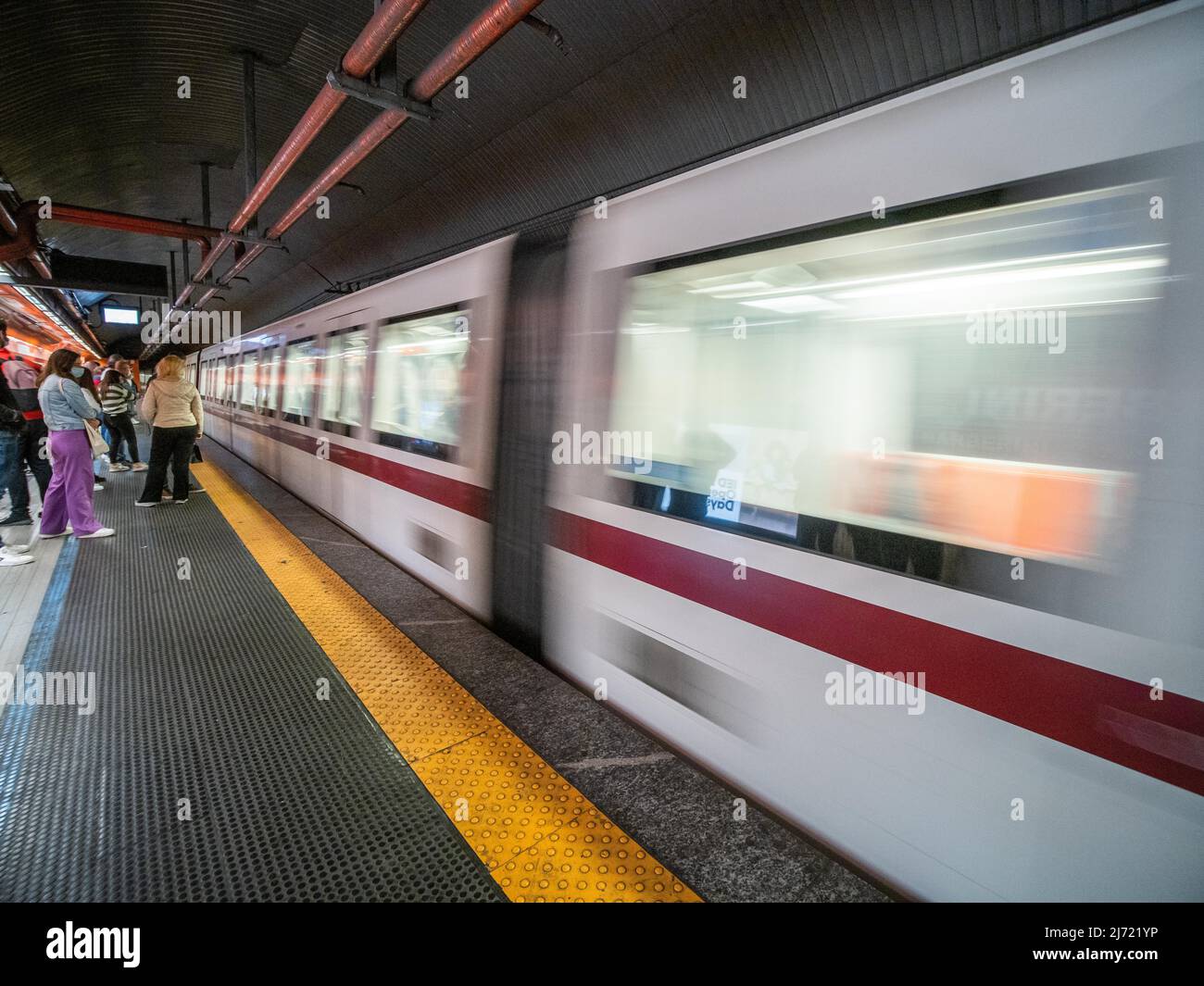 U-Bahn faehrt in die Station Barberini, Rom, Italien Stock Photo - Alamy