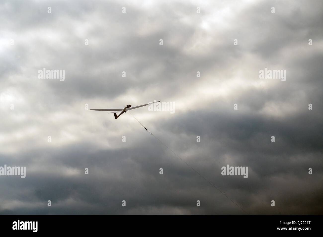 Segelflugzeug startet an der Winde, dunkle Wolken, Flugzeug, Start ...