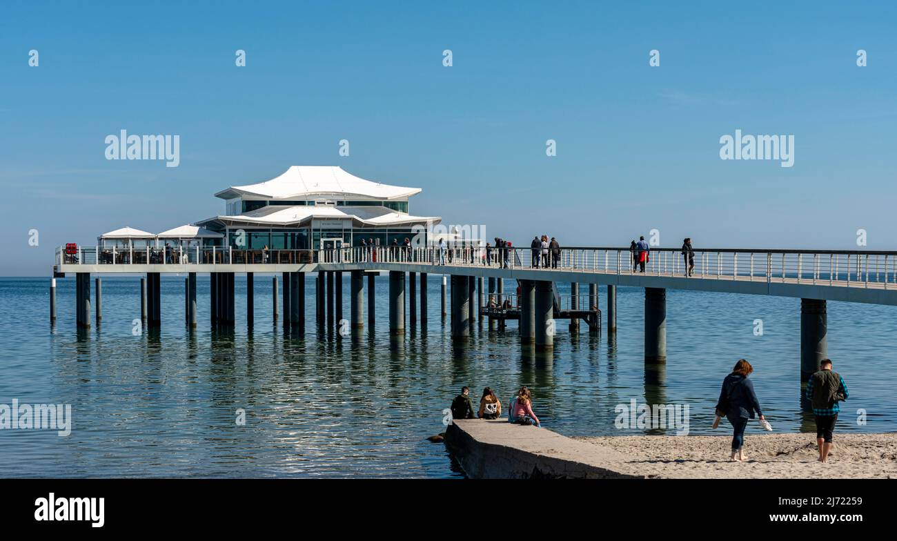 Timmendorfer Strand mit Strandkoerben, Seeschloesschenbruecke und ...
