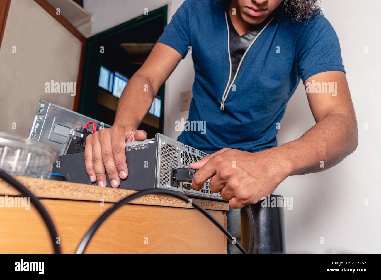 Man repairing computer hi-res stock photography and images - Alamy