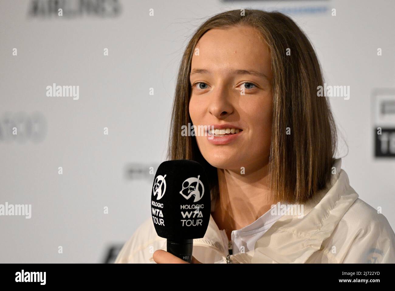 Iga Swiatek POL, Portrait Pressekonferenz Mikrofon Logo, Porsche Tennis ...